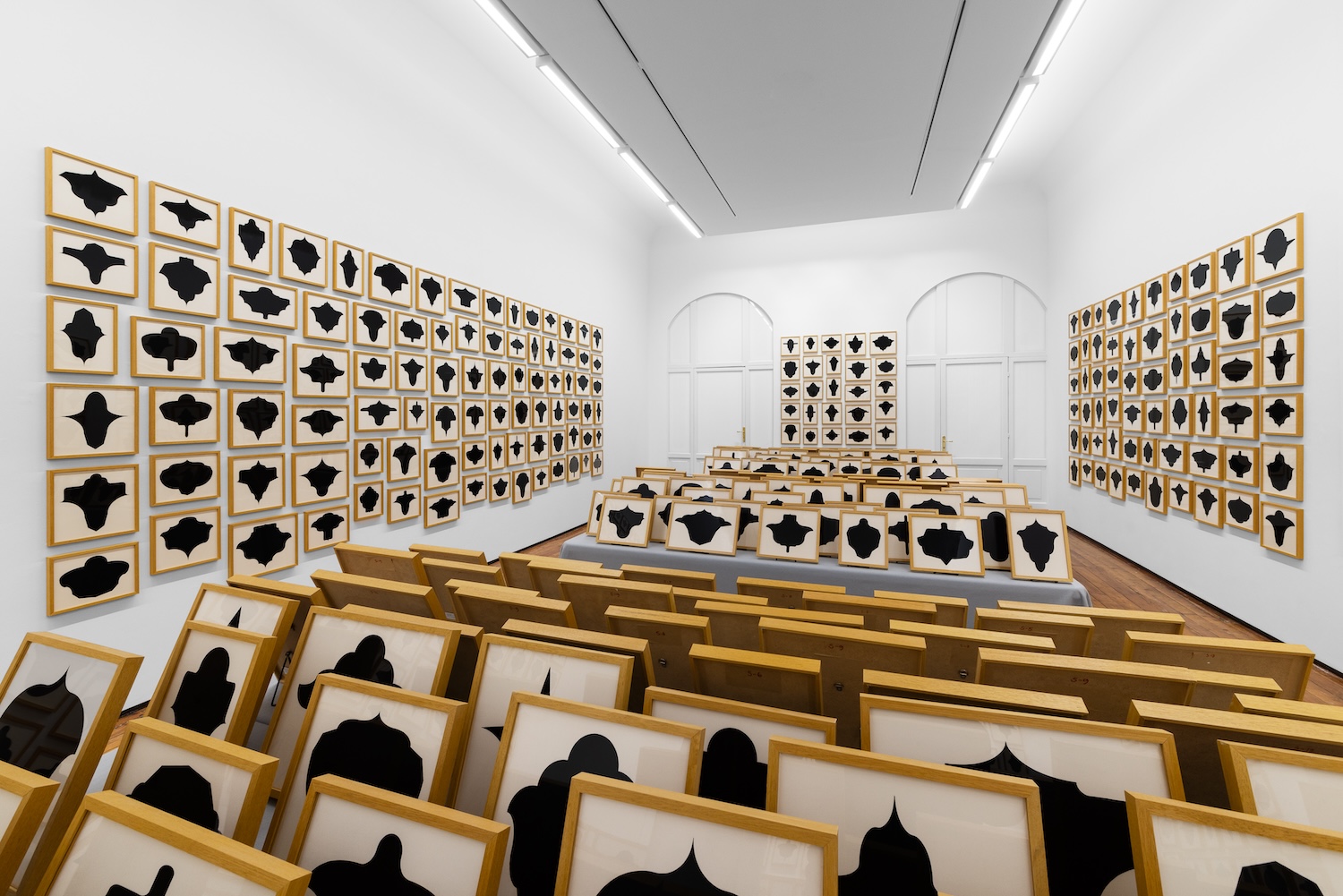 ALLAN MCCOLLUM - MINIME VARIAZIONI | Galleria Fumagalli - Galleria d ...