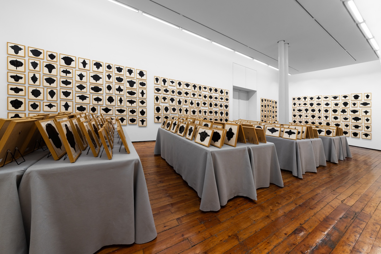 ALLAN MCCOLLUM - MINIME VARIAZIONI | Galleria Fumagalli - Galleria d ...